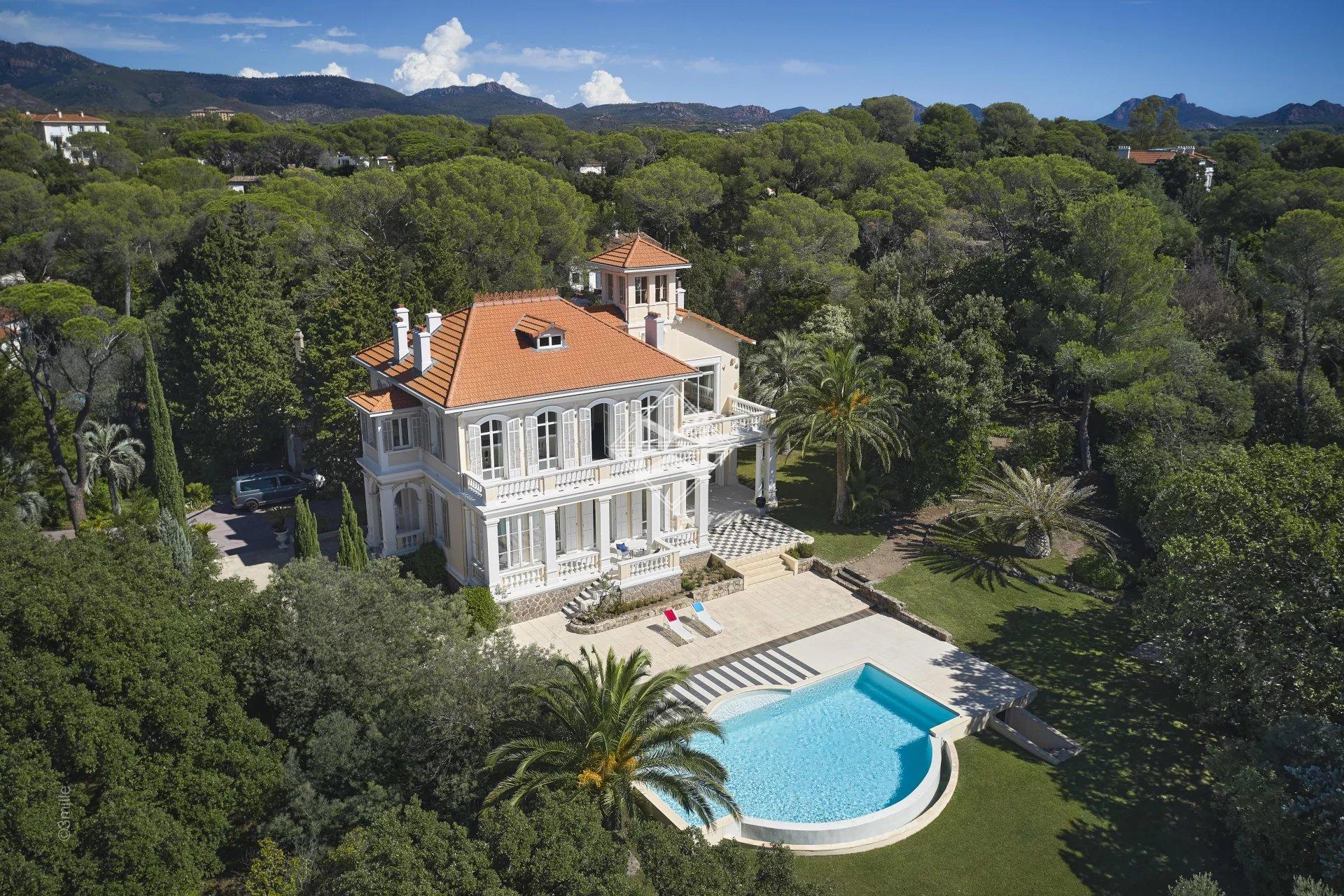 Sale Villa Saint-Raphaël - 4 Bedrooms - Sea view . Ref 8164