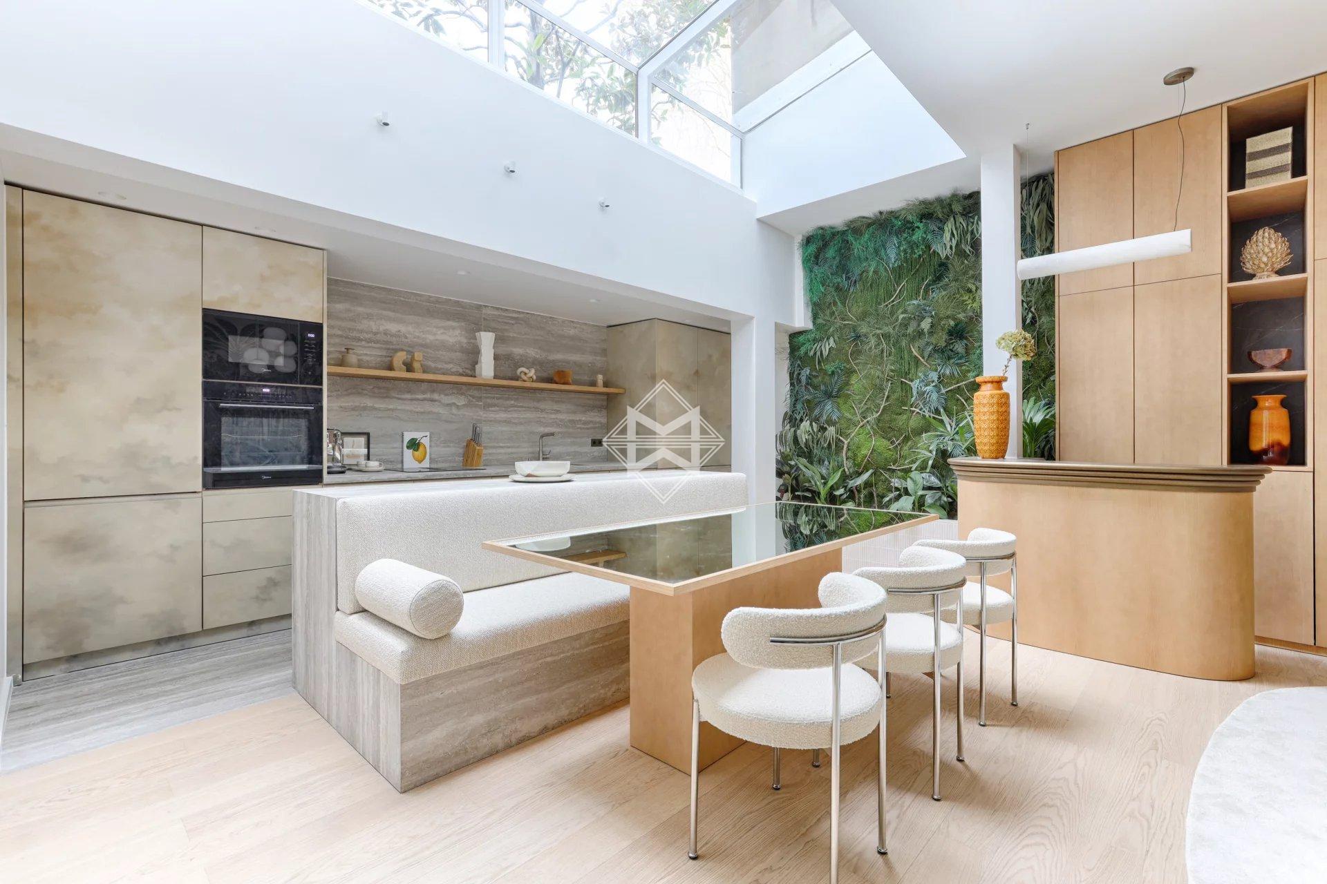Sale Apartment Paris 6ème - 2 Bedrooms - Absolute calmness . Ref PRG15